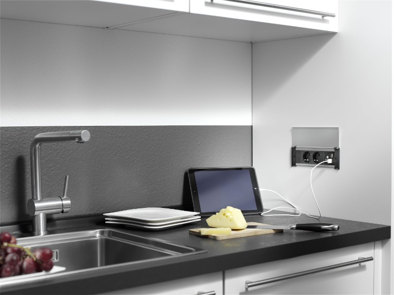 Bachmann 927.050 | Bachmann Kapsa socket-outlet Type F Black | OCTO24.com